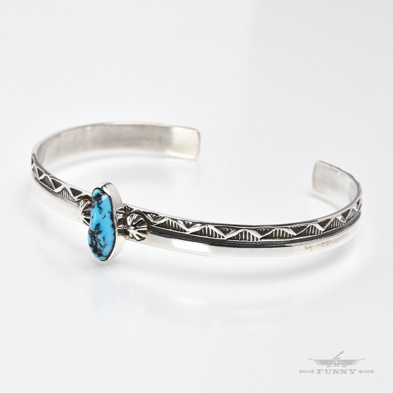 部族 NAVAJO（ナバホ） 作者 Henry Mariano（ヘンリー・マリアーノ） 品名 BRACELET（ブレスレット） 素材 スターリングシルバー 石 キングマンターコイズ サイズ A.最大幅：約 14mm B.内周：約 147mm...