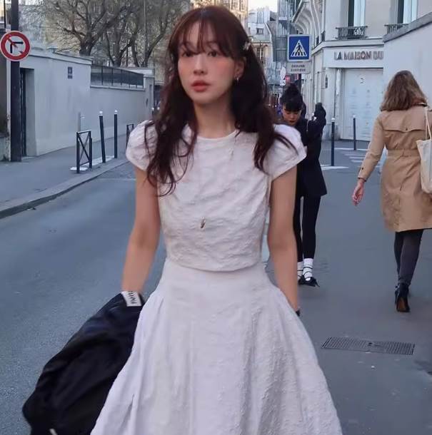 トップスとスカートの上下セットのセットアップです。 Aラインのロングスカートが女性らしいシルエットを作り出し、半袖のカットソーはラウンドネックがエレガントな印象を与えます。 かわいらしさや上品さを兼ね備えたデザインでありながら、シンプルさも...