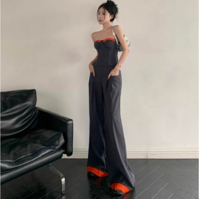 お探しのキュート＆シンプルなセットアップはこちら！ハイウエストのパンツとチューブトップの上下セットで、フォーマルからカジュアルまで幅広く対応可能。楽ちんなのに華やかさも兼ね備え、大人女子にピッタリの一着です。お呼ばれや女子会、デートなど様々...