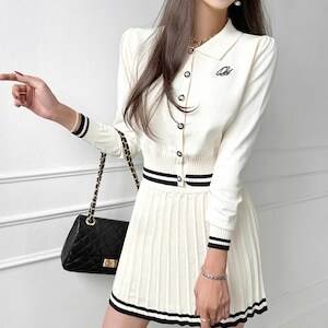 華やかで女性らしい雰囲気を演出する、ショートニットカーディガン＆プリーツミニスカートのセットアップが登場しました。シンプルながらも上品さを演出するバイカラーデザインと配色がおしゃれで大人可愛い印象を与えます。角襟とボタンのディテールがアクセ...