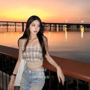 おしゃれで存在感のある一枚、ツイードベアトップ。パステルピンク調の淡いピンク色を基調としたチェック柄が可愛らしさを引き立て、大胆に開いたデザインの胸元や背中が大人っぽいセクシーさを演出します。ベアトップデザインで肌見せが叶うので、春夏のデー...