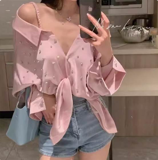 存在感たっぷりのセクシーシャツが登場しました！キラキラビジューが施されたオフショルダーデザインは、大人の女性にぴったりのエレガントさを演出します。シンプルながらも華やかさをプラスし、都会的でモダンな雰囲気を醸し出します。着るだけで女子力がア...