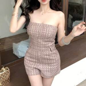 春夏にぴったりな、セクシーで可愛いベアトップオールインワンです。ショートパンツのオールインワンで、スリムなシルエットが魅力です。背中の開きや、裾のワイドデザインが女性らしさを引き立てます。ツイード素材で上品な雰囲気も漂わせ、大人可愛いスタイ...