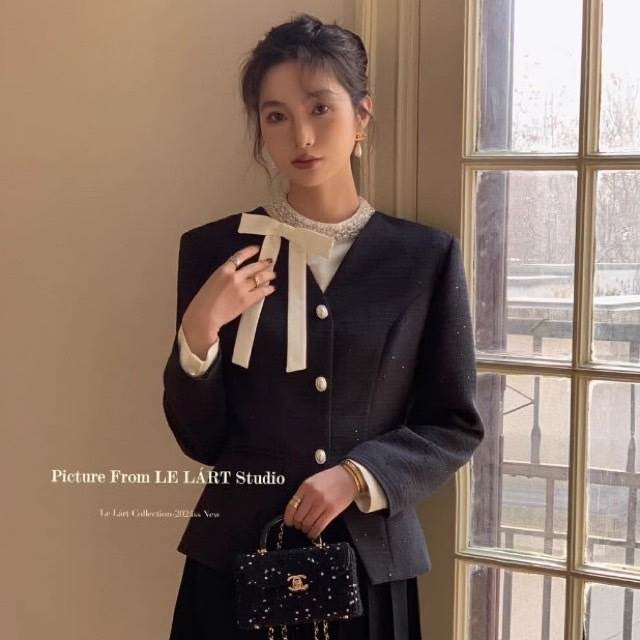 シフォン素材で揺れるリボンが可愛いシャツブラウス。軽やかなシフォン素材が、上品な仕上がりを叶えるシャツブラウス。長袖で1年中活躍するアイテムです。フェミニンなデザインが女性らしさを引き立て、リボンがアクセントになっています。シンプルで着回し...