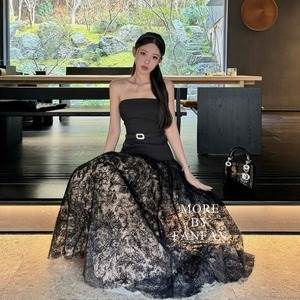 ファッションを楽しむ女性たちに贈る、夢見るようなレースマキシフレアスカート。チュール素材が華やかな透け感を演出し、女性らしいAラインシルエットでスタイルアップも叶えてくれます。フェミニンなレースデザインとふんわりとした膨らみが、ガーリーであ...