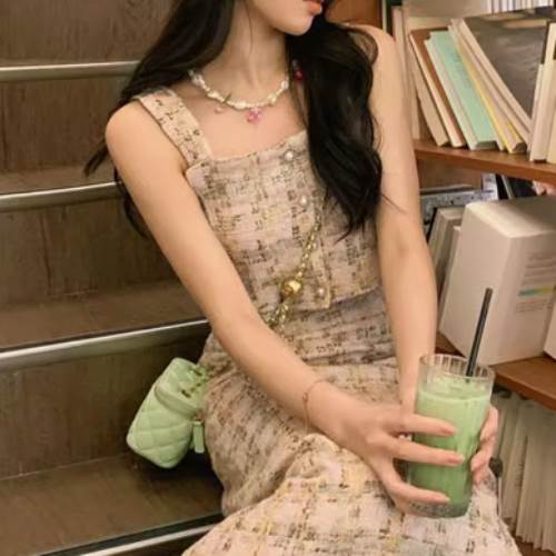 ショートスカートとキャミソールのセット。上品で可愛いデザインが特徴繊細で華やかなデザインが魅力の2点セット。ショートスカートは膝上丈で女性らしいラインを演出し、ツイード素材が上品さを引き立てます。キャミソールは程よいフィット感で、背中のレー...