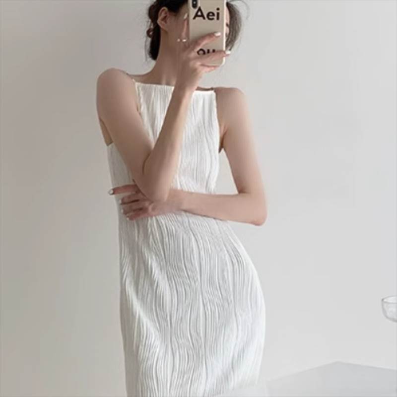 ドレープ感が美しい、キャミソールワンピースが登場しました。ノースリーブで夏にぴったりな涼やかさと、Aラインのシルエットが女性らしさを引き立てます。レトロな風合いとエレガントさを兼ね備えたデザインは、大人可愛いスタイリングにぴったり。様々なシ...