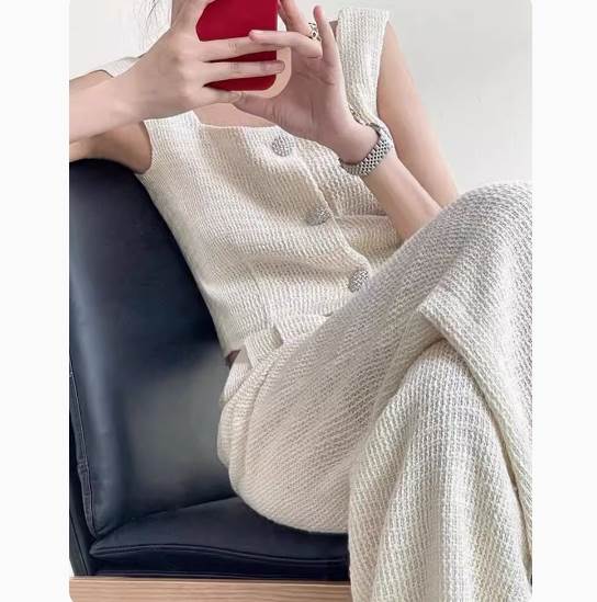 大人可愛い上品な雰囲気を演出させる、セットアップの2点セットアイテムが登場しました。ハイウエストのパンツとシックなベストの組み合わせは、コンサバでかわいらしさを兼ね備え、シンプルでありながらも洗練されたスタイルを提供します。清楚で女性らしい...