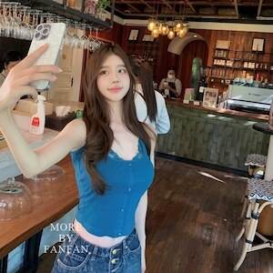 デコルテをセクシーに魅せる、肩出しデザインのレディーストップス。胸元に華やかなレースが施されたUネックが、どこか上品で大人可愛い印象を醸し出します。細身のシルエットがスリムな印象を与え、ショート丈で腰周りを華奢に見せてくれます。伸縮性に富ん...