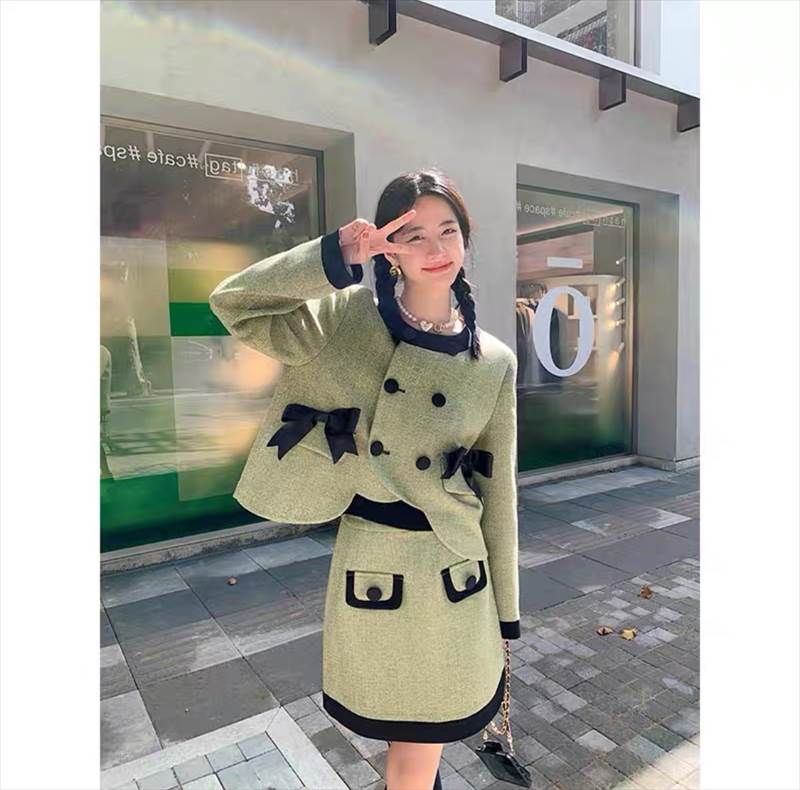 このセットアップは、一枚でコーディネートが完成する嬉しいアイテムです。上着はラウンドネックでシンプルなデザインが大人可愛い雰囲気を演出し、ショートスカートはボタンがアクセントになっています。お出かけや女子会、パーティーなど様々なシーンで活躍...