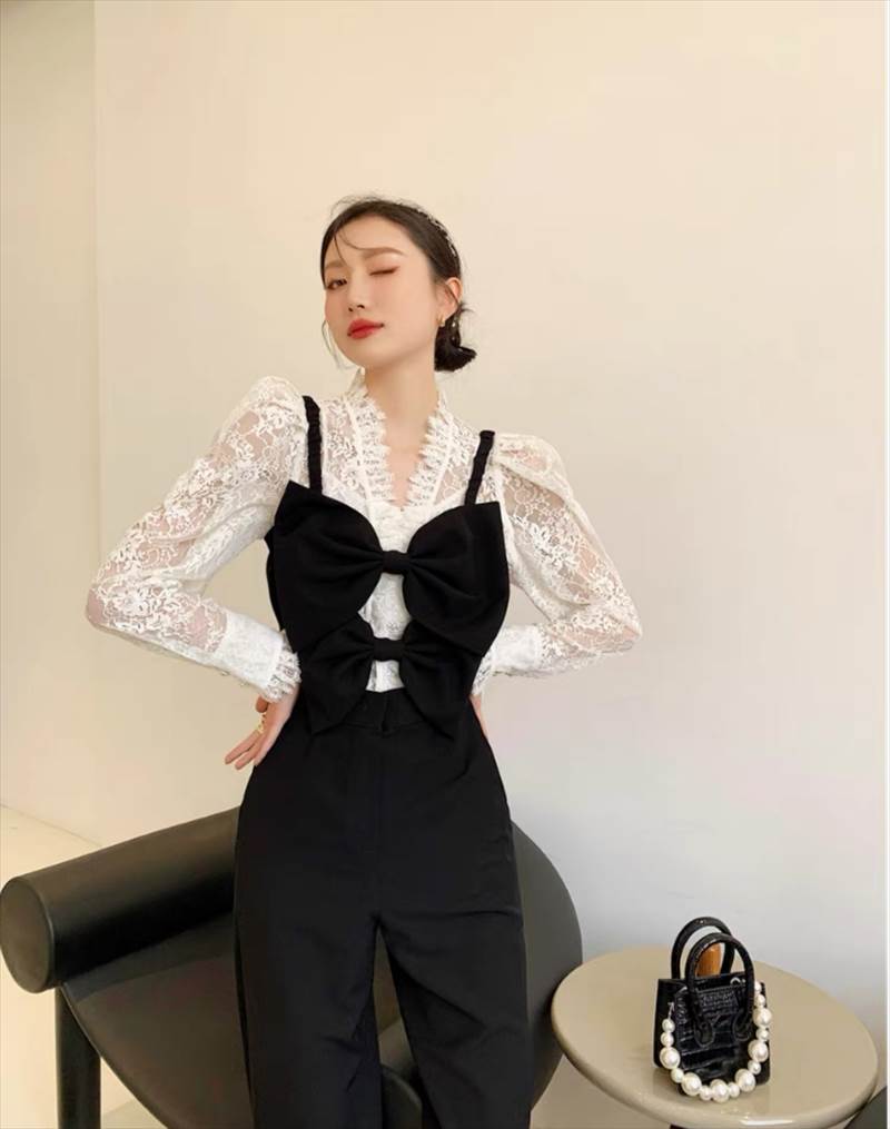 華やかで上品なレースを使用したシャツとパンツのセットアップが登場しました。シンプルながらも存在感のあるデザインは、大人可愛い女性を演出してくれます。長袖のシャツとロングパンツのセットアップなので、オールシーズン活躍してくれること間違いなし！...