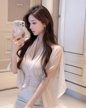 シフォン素材で繊細な透け感が魅力的なVネックトップス。半袖にフリルなカバー袖がついたデザインで、フェミニンで上品な印象を演出します。シンプルながらもボリューム感のある袖が、大人可愛い雰囲気を引き立てます。細身シルエットで体型をカバーしながら...