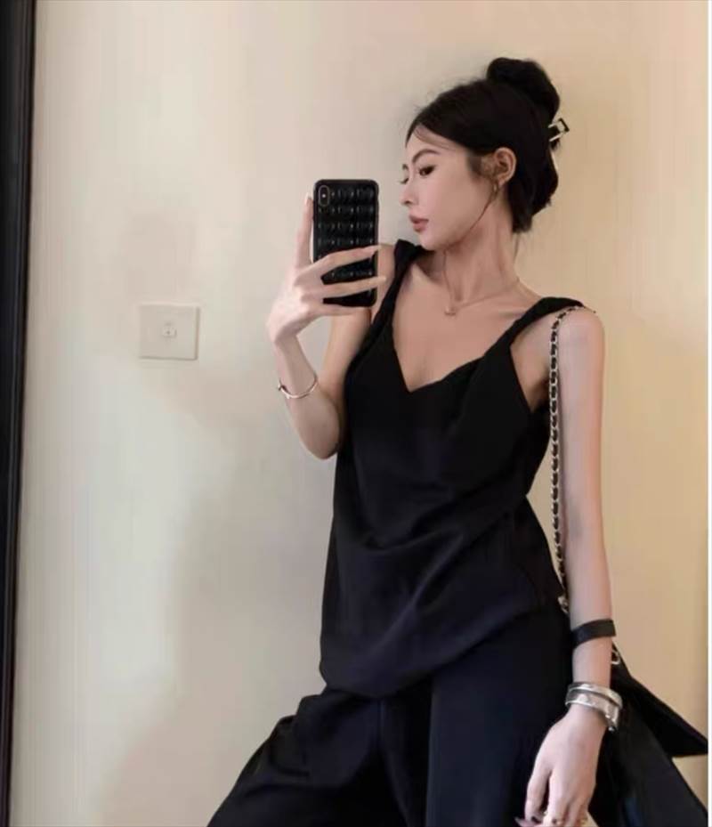 ノースリーブのVネックとロングパンツのセットアップが登場しました。大人可愛いデザインで、シンプルでありながらも上品な印象を与えます。とろみ感が特徴で、春夏にピッタリのアイテムです。デートやお出かけ、イベントなど様々なシーンで活躍すること間違...