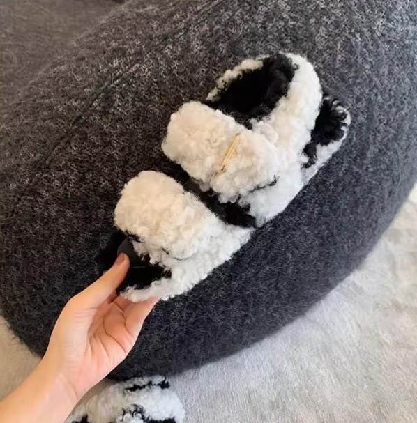 冬の寒い季節にぴったりのサンダルスリッパです。もこもこでふわふわしたファー素材が足元をあたたかく包み込んでくれます。足に負担の少ない設計であるため歩きやすく、疲れにくい仕様です。また、美脚効果も期待できるデザインで、脚長効果も抜群です。さら...