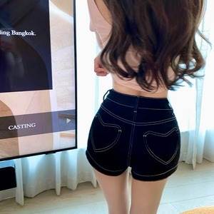 デニムショートパンツの新定番が登場しました！ハイウエストで脚長効果抜群のスリムシルエットが特徴です。さらに、後ろのポケットには可愛らしいハート型のステッチが施されており、大人可愛い雰囲気を演出してくれます。デートやお出かけ、リゾートや旅行な...