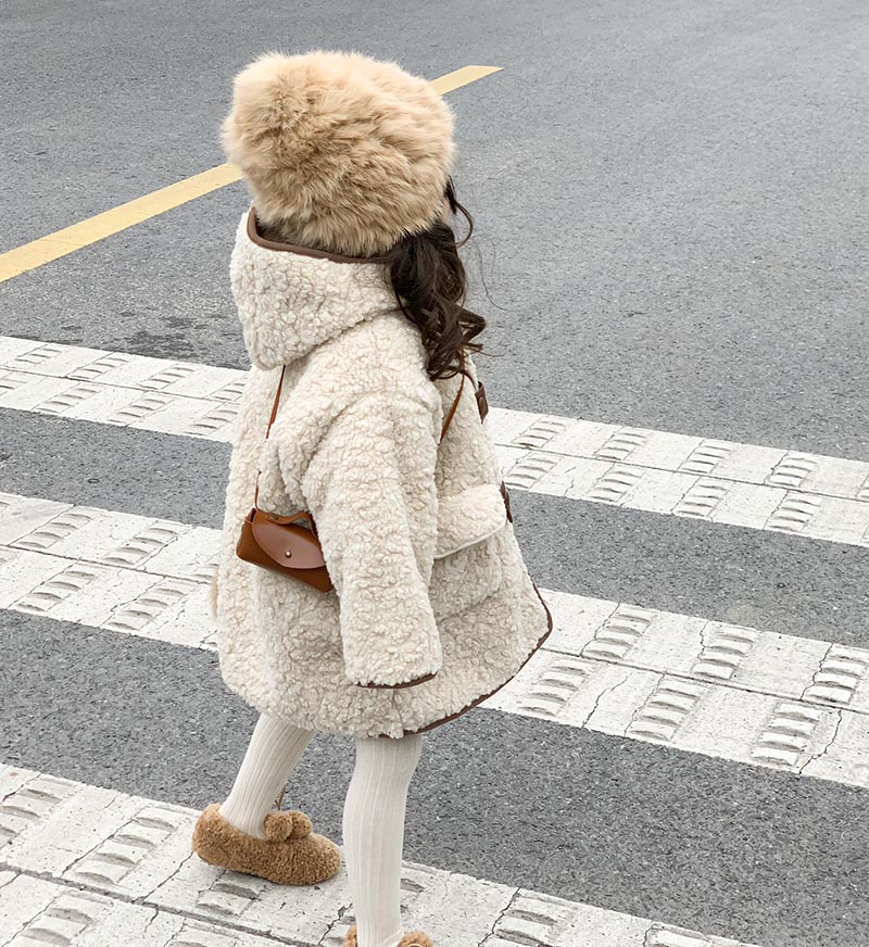 商品説明商品内容キッズ コート素材ポリエステルサイズ90 :着丈45cm バスト39cm 袖丈30cm 100:着丈48cm バスト41cm 袖丈32cm 110:着丈51cm バスト43cm 袖丈34cm 120:着丈54cm バスト45...