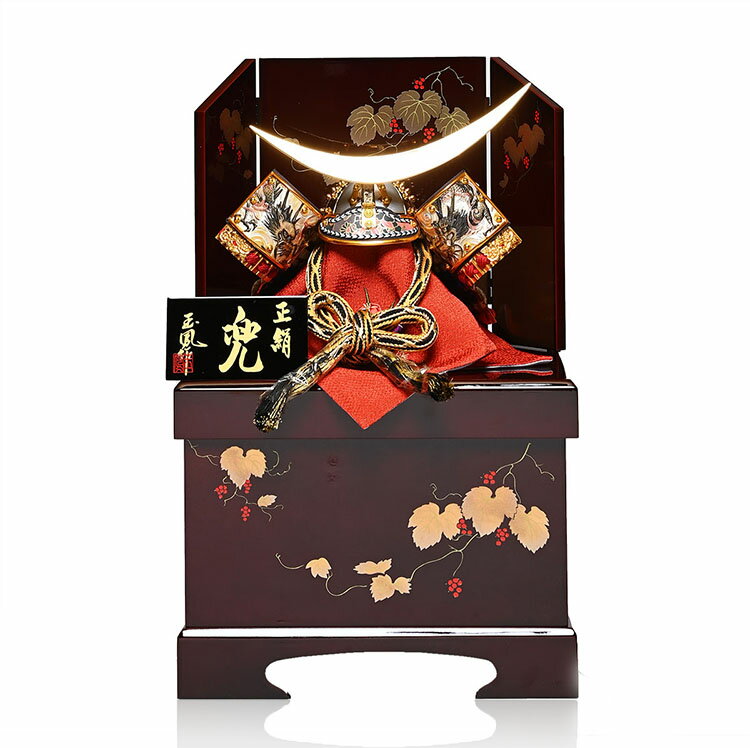 サイズ 間口27×奥行22×高さ43.5cm 収納時間口27×奥行22×高さ21cm 商品説明 『名匠玉鳳凰作：10号伊達政宗公兜』 日本の伝統色黒柿色蔦蒔絵屏風・台に、名匠玉鳳創作伊達政宗公兜をセットたコンパクトサイズの中にも勇壮感漂う作...