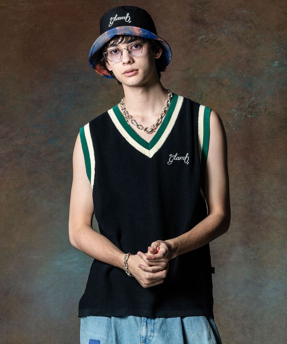 プレッピーなムード漂うチルデンニットをミニマルなベストに落とし込んだTilden Knit Vest。片畔編みで仕上げたプレーンな編み地のボディへ、首元と袖口のライン使いを加えることでスポーティかつポップなムードにまとめました。シルエットは...