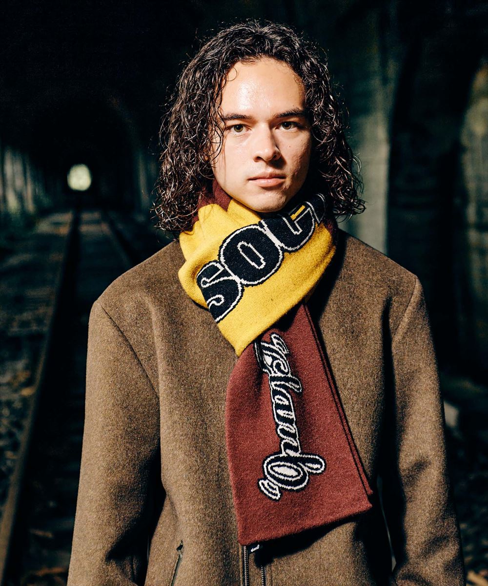 スポーツロゴマフラーに今季の気分を乗せたGB Hooligan Muffler。アンゴラタッチの2トーンの本体にジャガードで編み込んだのはブランドロゴにエンブレム、今季テーマのシグネチャー。ハイゲージの編地がスポーツの中にラグジュアリーなム...