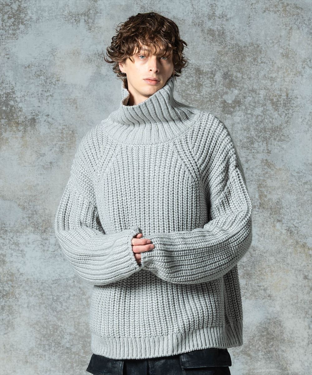 シルエットと編み技法の双方を駆使してルーズなムードを作り上げたTurtle Neck Raglan Knit。肉厚な編み地は極太のローピング糸を片畦編みしたローゲージ仕上げ。肩回りはラグランスリーブを模したパターンに編み変えることで、ミニマ...