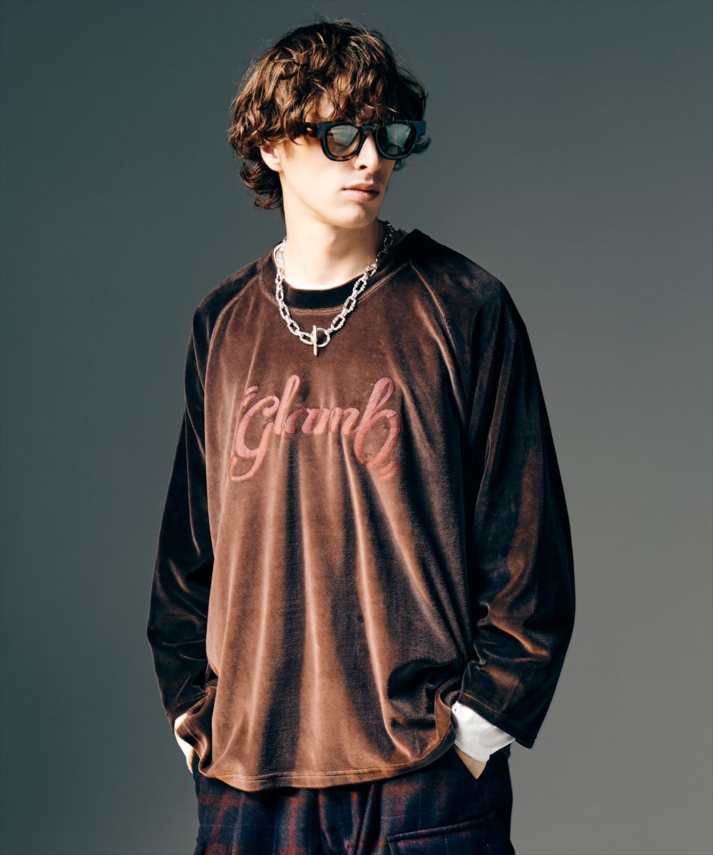 glambのカットソーラインの中でも特に人気の高いロゴプリントシリーズの新作がSpin Logo Velour Sweat。テキスタイルには肉厚ながらソフトなタッチを持ったヘビーベロアを使用。ロゴのクラックプリントは、ひび割れから起毛を覗か...
