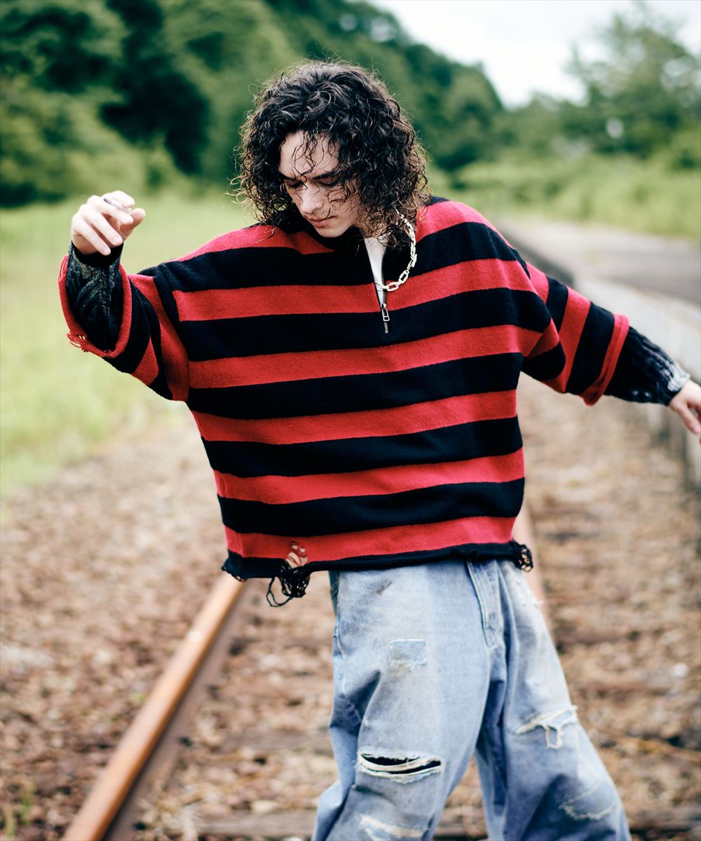 glambがコンセプトとして掲げる“Grunge for Luxury”、そのエッセンスを幾重もの加工によって表現したニットピースが Damage Glitter Knit。ハーフジップを備えた天竺編みのボディは要所にダメージ加工を施したハ...