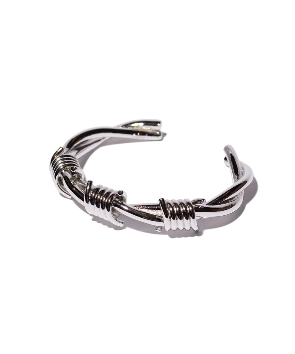 有刺鉄線をモチーフに再構築したBarbed Wire Half Bangle。無骨なワイヤーワークをベースにしながらも、滑らかな曲線と程よいボリュームで仕上げることで、ハードな印象に洗練されたニュアンスを添えました。エッジの効いたモチーフで...