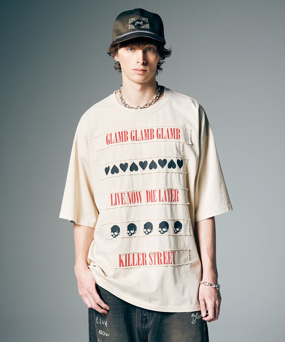glambのブランドコンセプトとなるグランジを彷彿とさせるモチーフをグラフィカルなレイアウトで敷き詰めたSkull Heart T-Shirt。別生地で用意したボーダーパーツを身生地に縫いつけて表現した柄使いは洗いの工程を通すことで縁のダメ...