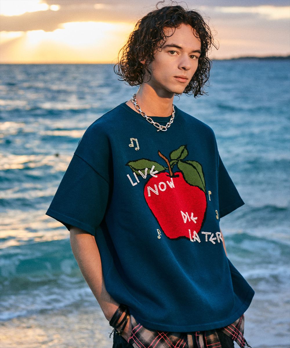グラフィックTシャツの佇まいを巧みなニッティングで再現、今夏のトップススタイリングに変化ある面持ちを楽しませるBeads Apple Knit。前身頃のセンターにあしらわれたリンゴ柄はダブルジャガード編みによるもの。周囲を取り囲むメッセージ...