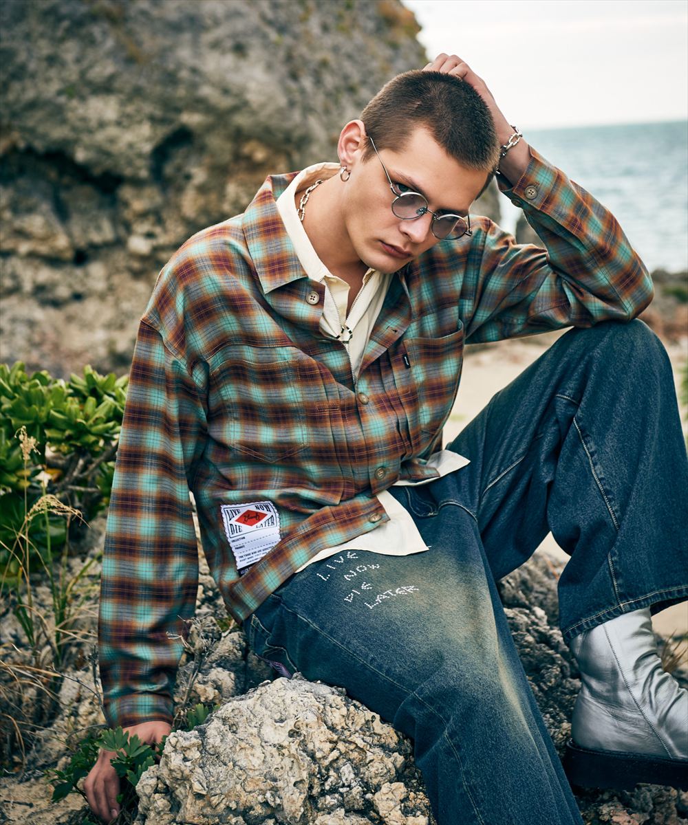 デニムジャケットを今季のフィルターで再解釈、音楽と旅をコンセプトに掲げる今回のglambのテーマ"Wandermore"を彷彿とさせる佇まいに仕立てたOmbre Check Shirt Jacket。フロントプリーツと身頃中央にポケットをあ...