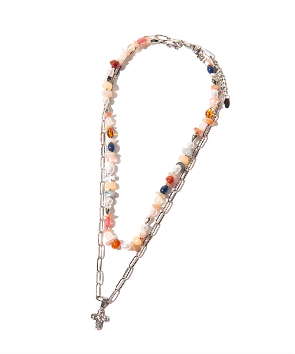 ハードコアとピースフル、2つの異なるムードを組み合わせてリリースするMulti Material Necklace。天然石と有機的なパール、スターモチーフを組み合わせたビーズネックレスとステンレスチェーンのクロスネックレスを重ねた2連デザイ...