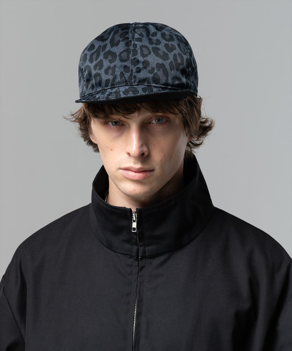 スタイリングのプラスワンに絶好のコンパクトなシルエットにリバーシブルを掛け合わせたReversible Short Brim Cap。短めのブリムが個性的な軽さある輪郭の本体は、背面のアジャスターもスピンドル使いでよりアクティブな印象に。リ...