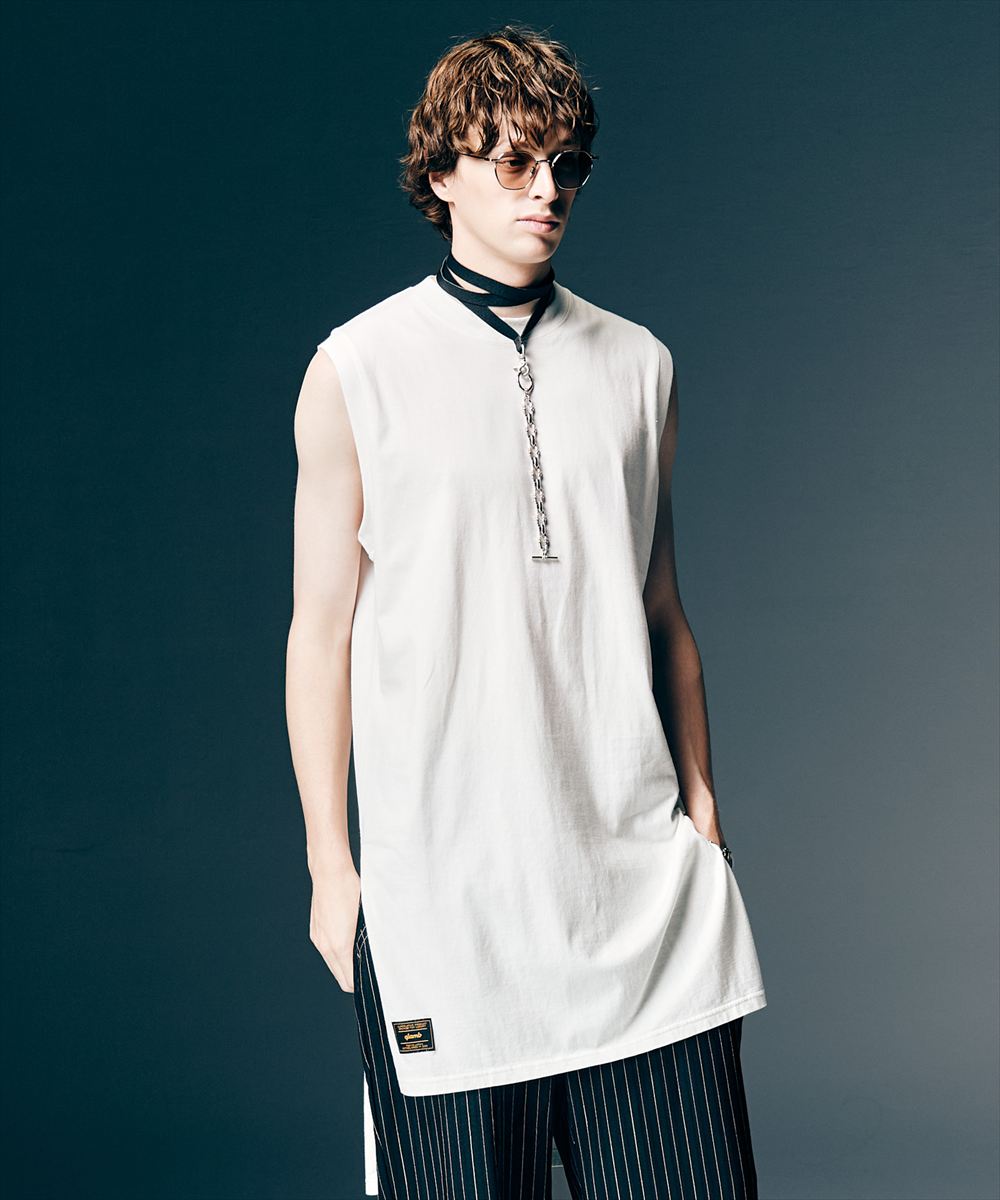 西洋の僧衣をインスピレーションにしながら、タンクトップを起点にしたスタイリングを提案するBlow Tank Top。ロング丈のボディは前後差を付けた着丈とサイドスリットで動きを演出。シャツやカットソーを上にまとうだけで完成されたトップスレイ...