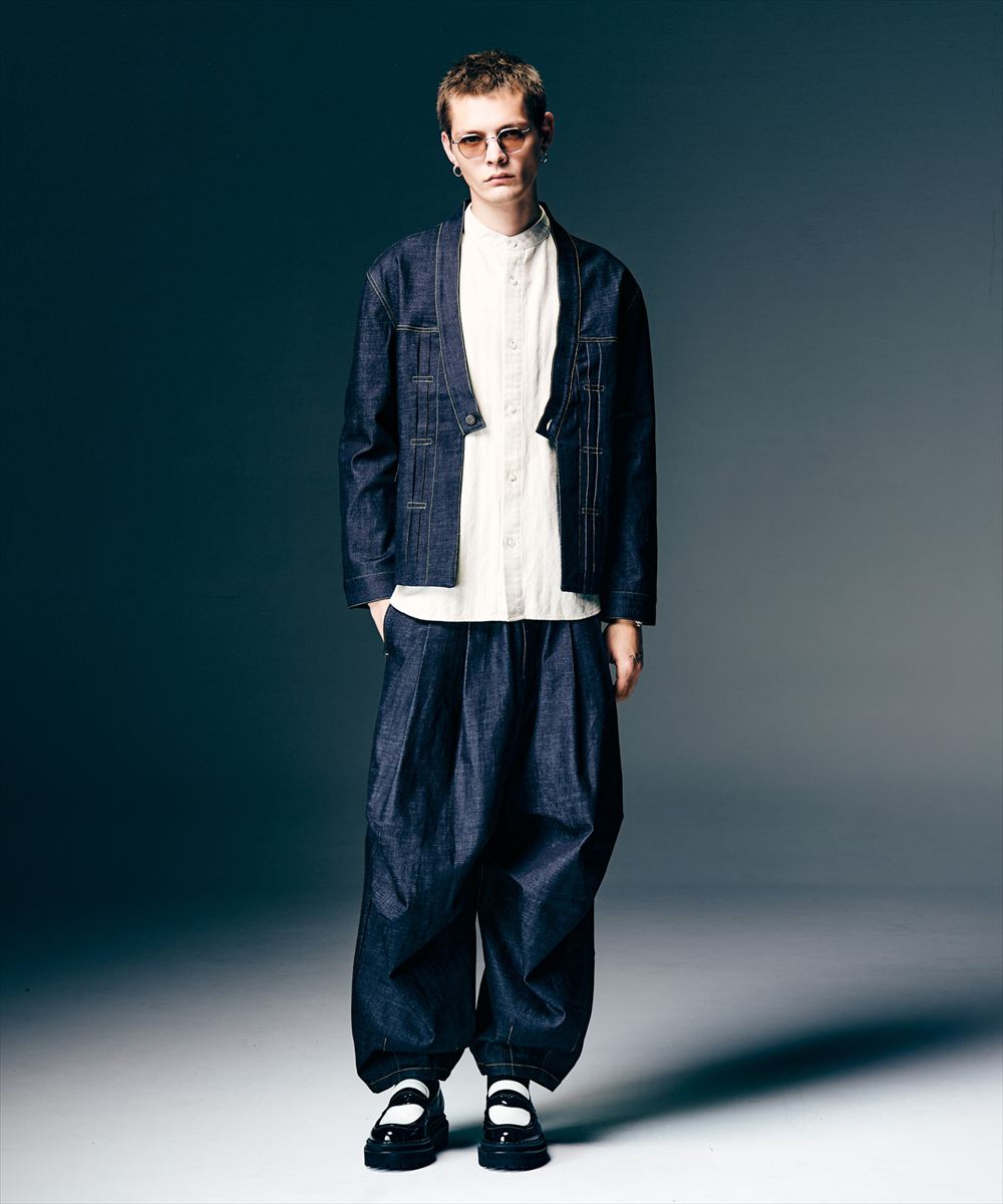 和装のエッセンスを取り入れたジャケットと、ブランドの新定番となっているボトムスを組み合わせたのがKimono Based Jacket Set Up。トップスはノーカラーのフロントデザインに着物にインスピレーションを得たディテールをミックス...