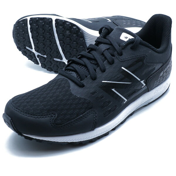 ジュニア ランニングシューズ メーカー：ニューバランス New Balance カラー：BLACK アッパー：人工皮革・合成繊維 ミッドソール：合成底 アウトソール：ゴム底 速く、快適に走りたい小学生高学年に向けた多機能レーシングシューズ｢...
