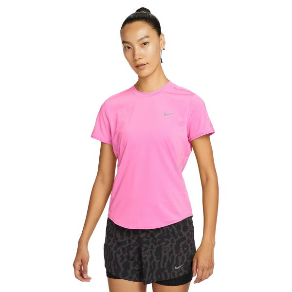 ナイキ ウィメンズ スウィフト DF S/S トップ ランナーの意見を取り入れ、ナイキ スウィフトのマストアイテムを機能性に重点を置いて一新しました。 摩擦を軽減し、通気性を高めた軽量のトップス。 柔らかで速乾性に優れ、走ることだけに集中で...