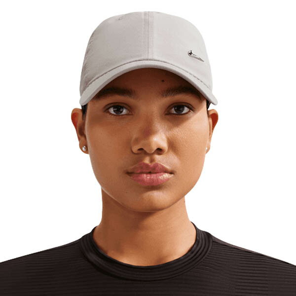 ナイキ DF クラブ CB MT スウッシュ L キャップアンストラクチャード メタル スウッシュ キャップスウッシュ愛が加速する、中程度の深さの柔らかいクラブ キャップ。曲線的なつばとメタルのスウッシュロゴがすっきりとしたスタイルを演出。...