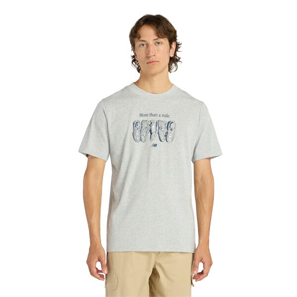 マイラーTシャツメンズ 半袖シャツランニングシューズのグラフィックTシャツ。ランニングの伝統と職人技を称える「more than a mile」のタグラインが入ったシューズグラフィックをフロントに配置し、やわらかで肌触りの良い160gのコッ...