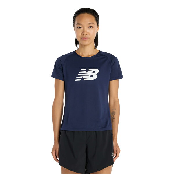 スポーツロゴTシャツレディース 半袖シャツフライングNBロゴの定番プリントTシャツ。さらりとした肌触りのハニカムメッシュに、サイドスリットと前後差のある裾がデザインをプラスし、動きやすさとスタイルを両立。吸汗速乾性に優れたNB Dryがドラ...