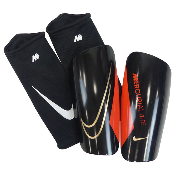 すね当て シンガードメーカー：ナイキ NIKEカラー：【014】ブラック素材：本体/Kレジン79%　EVA樹脂21%スリーブ/ポリエステル65%、ゴム19%、ポリウレタン16%ナイキ マーキュリアル ライト シンガードは、スプリント力を損な...