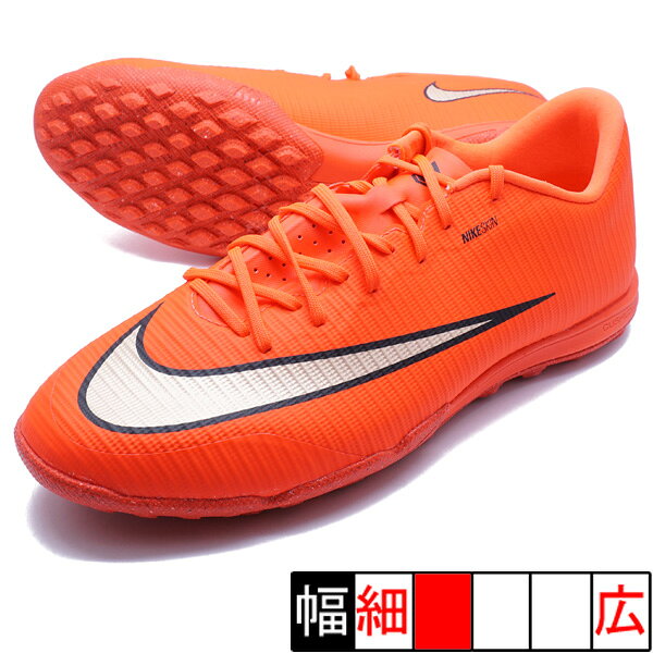 サッカー トレーニングシューズメーカー：ナイキ NIKEカラー：ブライトクリムゾン/ブラーアッパー：合成樹脂+合成皮革+合成繊維アウトソール：ゴム底瞬発的なダッシュを可能にするようにデザインされたヴェイパー17 アカデミー。柔らかいNike...