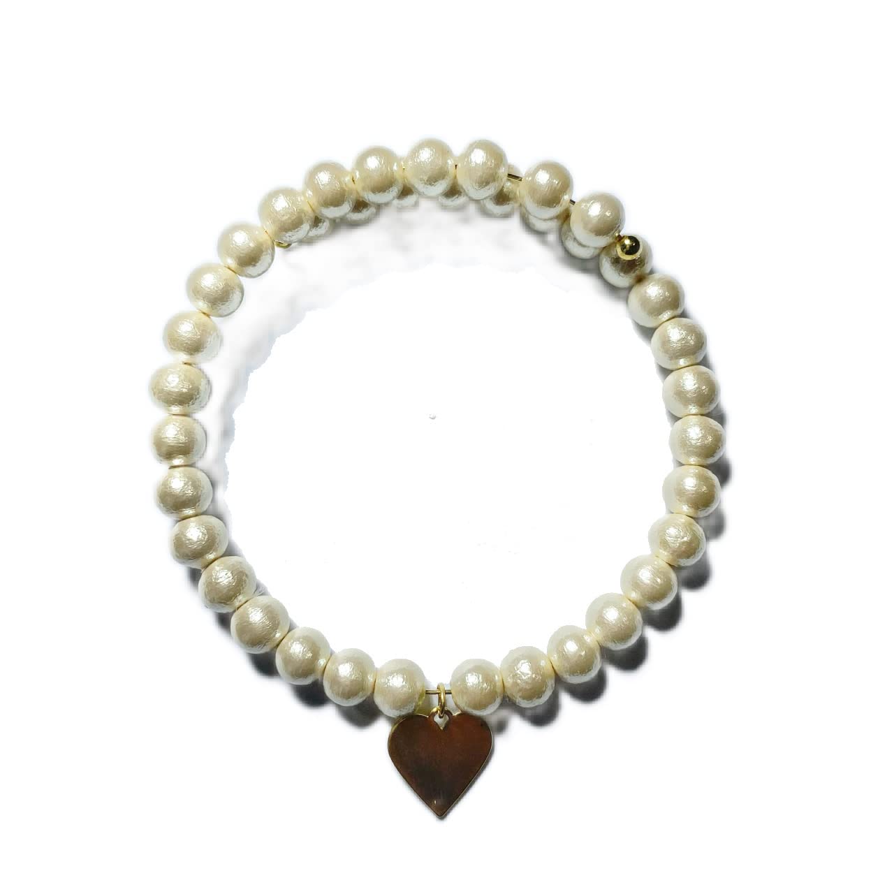 • ぐるっと一周コットンパールをあしらった贅沢なバングルです • ハートのチャームがより女性らしさを感じさせてくれます。 • ホワイト×ゴールドはどんなお洋服にも合わせやすいお色味です。 • 着脱が簡単なのもおすすめポイントの一つとなっています。