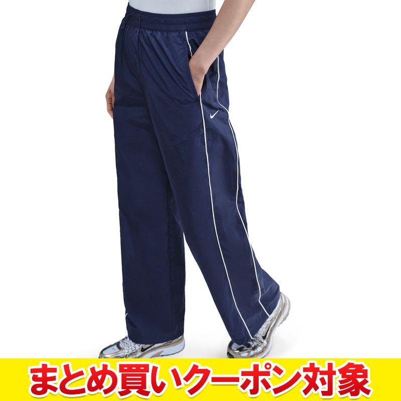 Nikeのルーツに立ち返り、70年代のNikeスタイルにヒントを得たゆったりとしたフィット感のパンツ。 シワ感のあるウーブン素材に撥水加工とUVカットテクノロジーをプラス。雨の日も晴れの日も快適な状態をキープします。本体:ナイロン 100%...