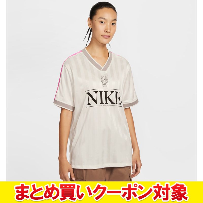 スポーツの伝統をルーツとするこのジャージーは、ドロップショルダーと余裕のある身頃で、ゆったりとフィットするデザイン。 速乾性に優れたテクノロジーを取り入れた軽量素材により、一日中快適に過ごせます。 商品の詳細 ・ポリエステル100％ ・リブ...