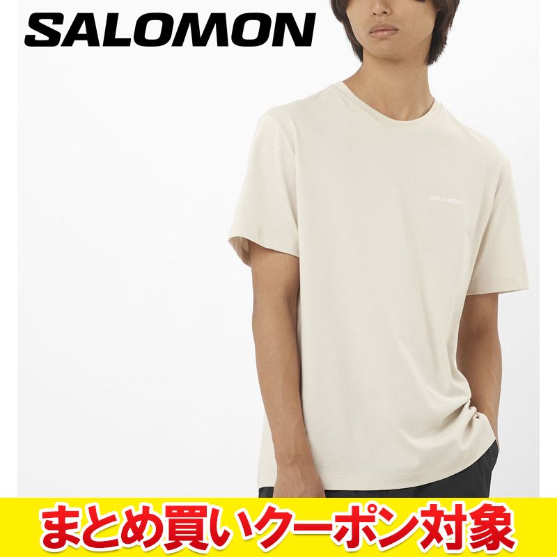 男性用半袖 T シャツ Salomon ロゴの刺繍を配した　Salomon Logo T シャツ。 通気性に優れた心地よい肌ざわりの柔らかなオーガニックコットンを使用しています。 【メーカー取り寄せ商品】 こちらの商品はメーカー手配の為、完...
