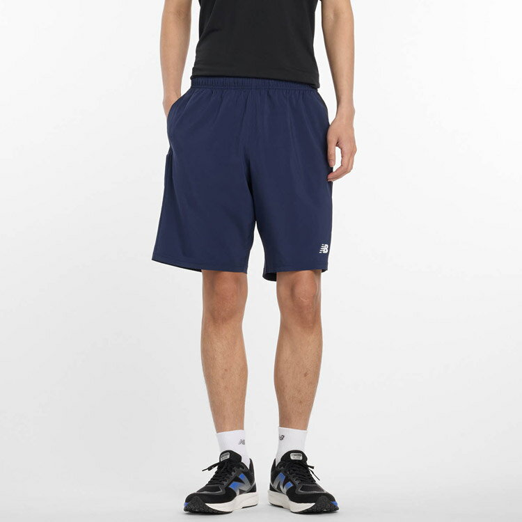 シンプルな裏地なしの9インチショーツ。ストレッチウーブン素材で、動きやすく心地良い穿き心地。スタンダードフィットのベーシックなデザインで、アクティブにもデイリーにも活躍する一枚。左裾の熱転写NBフライングロゴがアクセント。ハンドポケット付き...