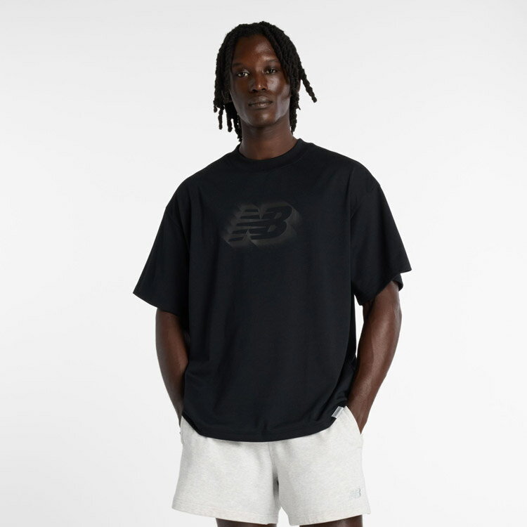 日本人の体型に合わせて開発されたトレーニング向けロゴグラフィックTシャツ。吸汗速乾性に優れたNB Dryを搭載したポリエステル100%ニット素材を使用し、ドライで快適な着心地。左裾のリフレクティブラベルが夜間の視認性もサポートし、トレンドの...