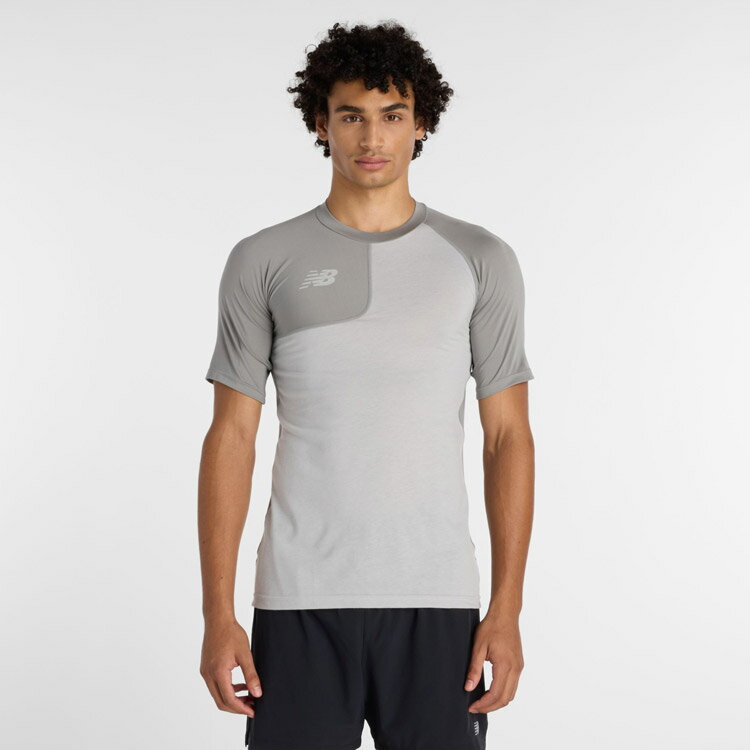 右利き用ショートスリーブアンダーシャツ。利き腕側の胸から両上腕部、肩甲骨周りにかけて、高着圧のストレッチ素材を使用し、パフォーマンスにつながる快適なサポート性とリカバリー性を提供。メインボディには吸汗速乾性に優れたNB Dryを搭載。さらり...