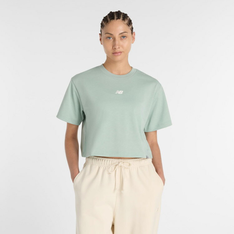 日本人の体型に合わせて開発されたトレーニング向けクロップTシャツ。背中の「The Intelligent Choice」のリフレクティブプリントがアクセント。コットンライクなポリエステル100%素材を使用し、リラックスフィットのボックスシル...