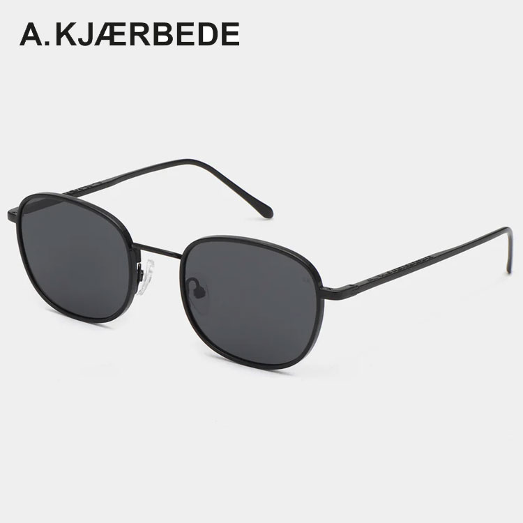 HELLOを再解釈したモデル。60年代ハリウッドにインスパイアされたスクエアレンズと洗練されたメタルフレームが、個性的でありながら時代を超越したスタイルで顔を彩ります。クラシックな映画スターの雰囲気を漂わせます。UV 400保護ポリカーボネ...